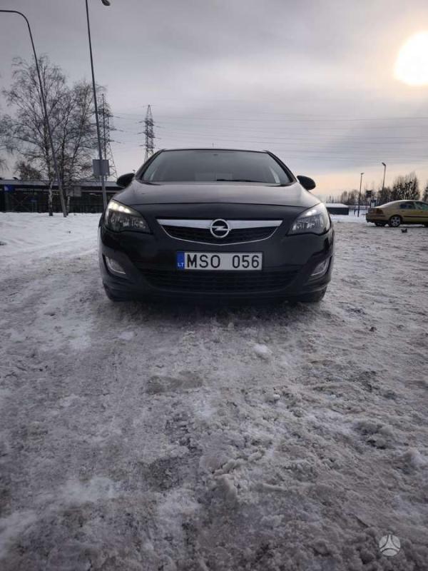 Black Opel Astra 2011 in Kaunas, with an engine capacity of 1.69 L and mileage of 223 thousand km for 2900 €, photo 3 on AUTOMOTO.COM.LV