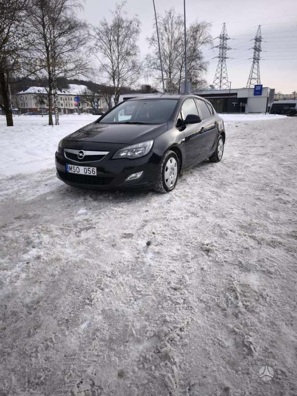 Black Opel Astra 2011 in Kaunas, with an engine capacity of 1.69 L and mileage of 223 thousand km for 2900 €, photo 4 on AUTOMOTO.COM.LV