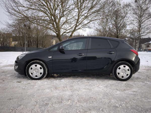 Black Opel Astra 2011 in Kaunas, with an engine capacity of 1.69 L and mileage of 223 thousand km for 2900 €, photo 6 on AUTOMOTO.COM.LV