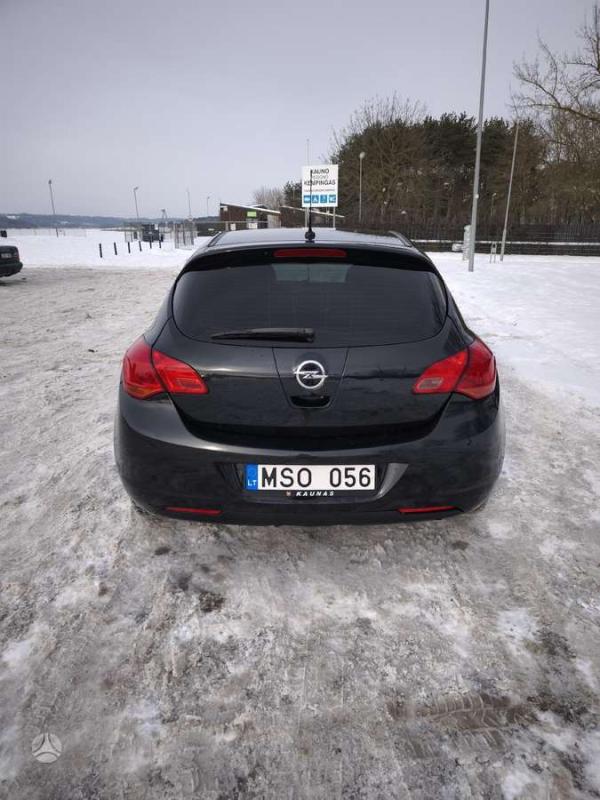 Black Opel Astra 2011 in Kaunas, with an engine capacity of 1.69 L and mileage of 223 thousand km for 2900 €, photo 7 on AUTOMOTO.COM.LV