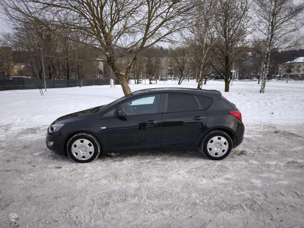 Black Opel Astra 2011 in Kaunas, with an engine capacity of 1.69 L and mileage of 223 thousand km for 2900 €, photo 8 on AUTOMOTO.COM.LV