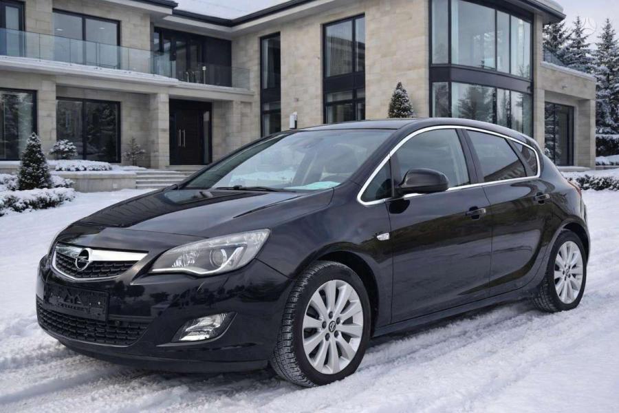 Black Opel Astra 2011 in Klaipeda, with an engine capacity of 1.70 L and mileage of 275 thousand km for 3650 €, photo 1 on AUTOMOTO.COM.LV
