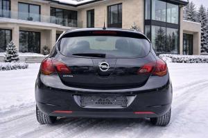 Black Opel Astra 2011 in Klaipeda, with an engine capacity of 1.70 L and mileage of 275 thousand km for 3650 €, photo 3 on AUTOMOTO.COM.LV