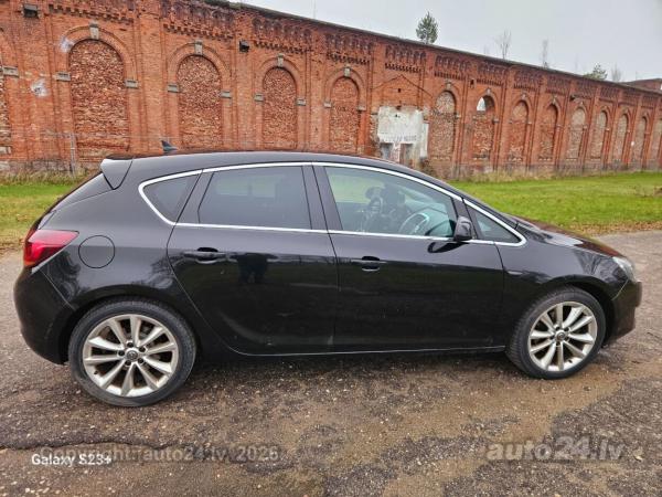 Black Opel Astra 2011 in Liepaja, with an engine capacity of 2.00 L and mileage of 284 thousand km for 2700 €, photo 3 on AUTOMOTO.COM.LV