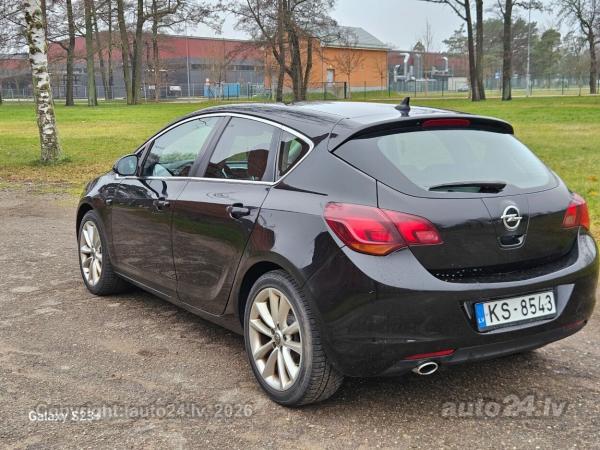 Black Opel Astra 2011 in Liepaja, with an engine capacity of 2.00 L and mileage of 284 thousand km for 2700 €, photo 4 on AUTOMOTO.COM.LV