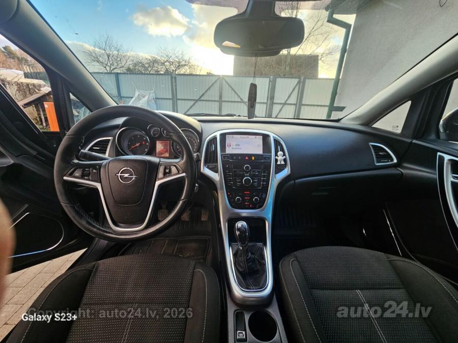 Black Opel Astra 2011 in Liepaja, with an engine capacity of 2.00 L and mileage of 284 thousand km for 2700 €, photo 8 on AUTOMOTO.COM.LV
