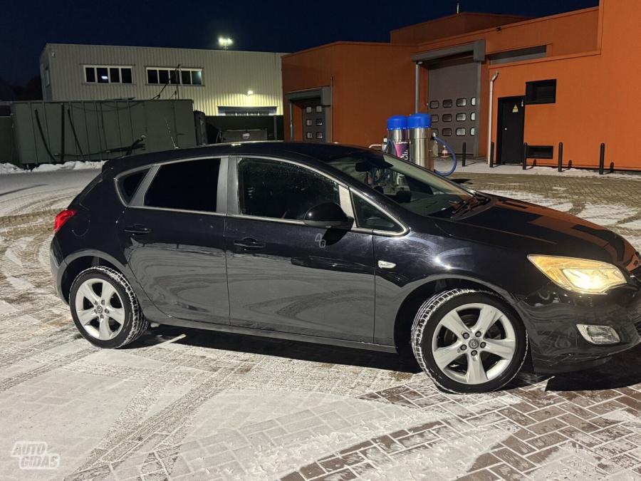 Melns Opel Astra 2011 Jurbarkas, ar dzinēja tilpumu 1.70 L un nobraukumu 198 tūkst. km par 3450 €, foto 3 vietnē AUTOMOTO.COM.LV