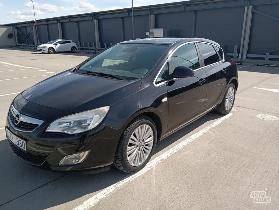 Black Opel Astra 2011 in Kaunas, with an engine capacity of 1.70 L and mileage of 281 thousand km for 2600 €, photo 3 on AUTOMOTO.COM.LV