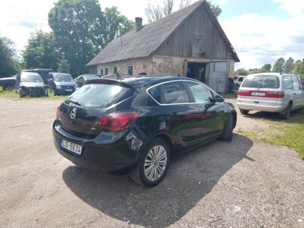 Black Opel Astra 2011 in Aizkraukle, with an engine capacity of 1.70 L and mileage of 281 thousand km for 3300 €, photo 2 on AUTOMOTO.COM.LV