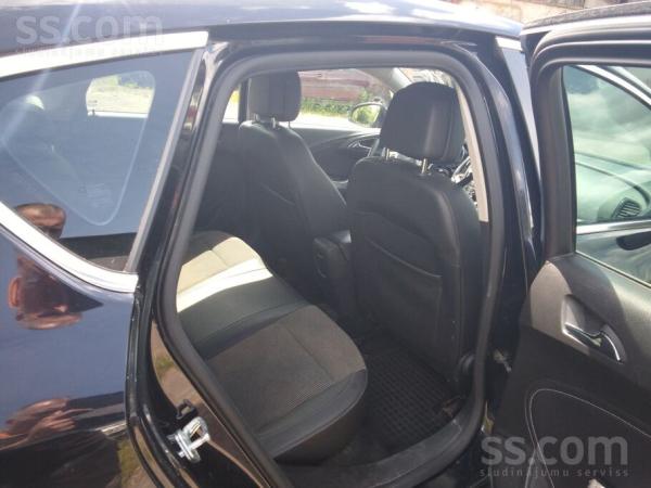 Black Opel Astra 2011 in Aizkraukle, with an engine capacity of 1.70 L and mileage of 281 thousand km for 3300 €, photo 5 on AUTOMOTO.COM.LV