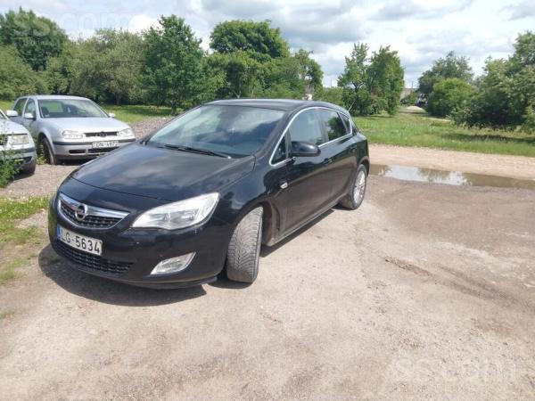 Black Opel Astra 2011 in Aizkraukle, with an engine capacity of 1.70 L and mileage of 281 thousand km for 3300 €, photo 1 on AUTOMOTO.COM.LV