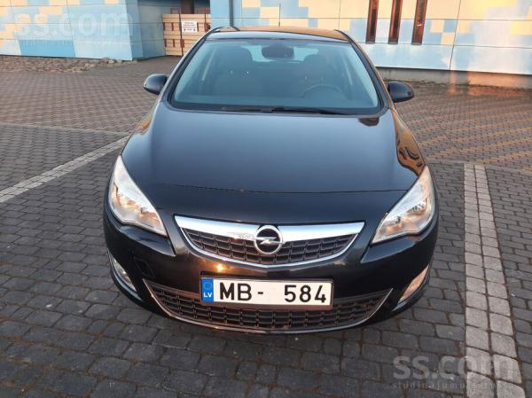 Black Opel Astra 2011 in Ventspils, with an engine capacity of 1.70 L and mileage of 176 thousand km for 3200 €, photo 1 on AUTOMOTO.COM.LV