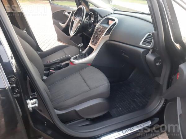 Black Opel Astra 2011 in Ventspils, with an engine capacity of 1.70 L and mileage of 176 thousand km for 3200 €, photo 4 on AUTOMOTO.COM.LV