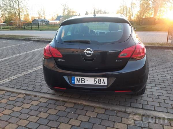 Black Opel Astra 2011 in Ventspils, with an engine capacity of 1.70 L and mileage of 176 thousand km for 3200 €, photo 7 on AUTOMOTO.COM.LV