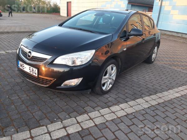Black Opel Astra 2011 in Ventspils, with an engine capacity of 1.70 L and mileage of 176 thousand km for 3200 €, photo 9 on AUTOMOTO.COM.LV