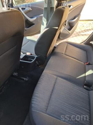 Black Opel Astra 2011 in Talsi, with an engine capacity of 1.30 L and mileage of 451 thousand km for 2350 €, photo 9 on AUTOMOTO.COM.LV