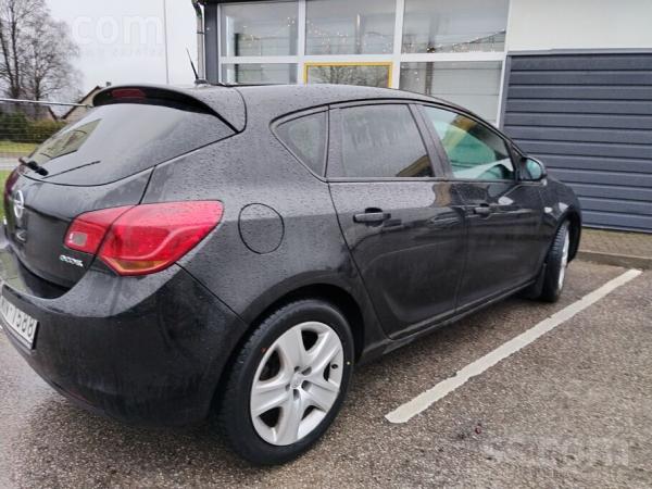 Black Opel Astra 2011 in Talsi, with an engine capacity of 1.30 L and mileage of 451 thousand km for 2450 €, photo 5 on AUTOMOTO.COM.LV