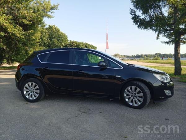 Melns Opel Astra 2011 Rīga, ar dzinēja tilpumu 1.70 L un nobraukumu 264 tūkst. km par 2500 €, foto 3 vietnē AUTOMOTO.COM.LV