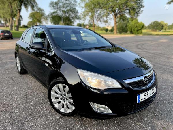 Black Opel Astra 2011 in Kaunas, with an engine capacity of 1.69 L and mileage of 238 thousand km for 2950 €, photo 2 on AUTOMOTO.COM.LV