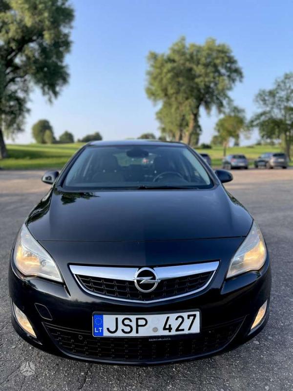 Black Opel Astra 2011 in Kaunas, with an engine capacity of 1.69 L and mileage of 238 thousand km for 2950 €, photo 3 on AUTOMOTO.COM.LV