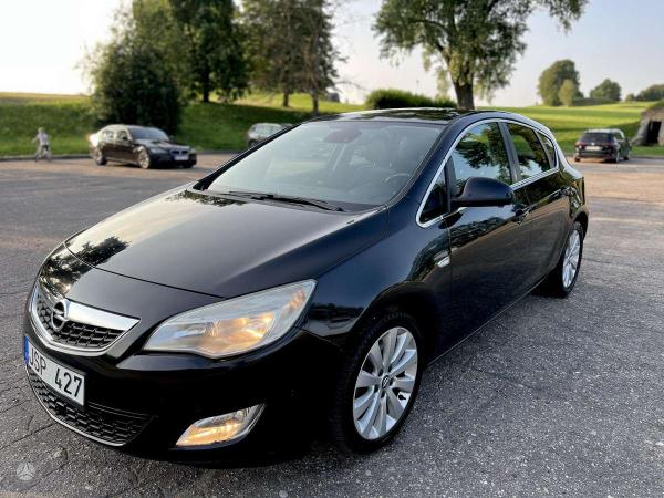 Black Opel Astra 2011 in Kaunas, with an engine capacity of 1.69 L and mileage of 238 thousand km for 2950 €, photo 4 on AUTOMOTO.COM.LV