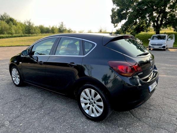 Black Opel Astra 2011 in Kaunas, with an engine capacity of 1.69 L and mileage of 238 thousand km for 2950 €, photo 8 on AUTOMOTO.COM.LV