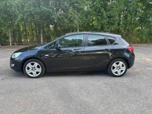 Melns Opel Astra 2011 Ogre, ar dzinēja tilpumu 1.60 L un nobraukumu 180 tūkst. km par 4400 €, foto  vietnē AUTOMOTO.COM.LV