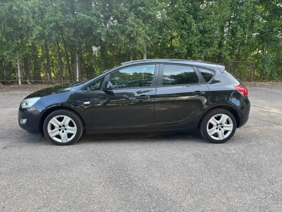 Black Opel Astra 2011 in Ogre, with an engine capacity of 1.60 L and mileage of 180 thousand km for 4400 €, photo 1 on AUTOMOTO.COM.LV