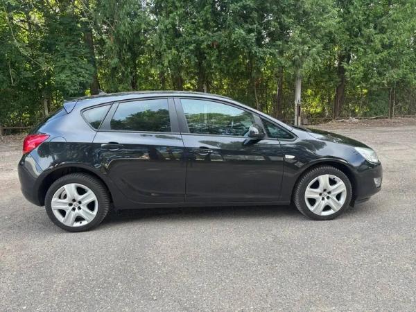 Melns Opel Astra 2011 Ogre, ar dzinēja tilpumu 1.60 L un nobraukumu 180 tūkst. km par 4400 €, foto 2 vietnē AUTOMOTO.COM.LV