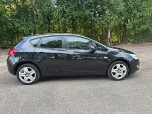 Black Opel Astra 2011 in Ogre, with an engine capacity of 1.60 L and mileage of 180 thousand km for 4400 €, photo 3 on AUTOMOTO.COM.LV