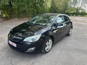 Black Opel Astra 2011 in Ogre, with an engine capacity of 1.60 L and mileage of 180 thousand km for 4400 €, photo 4 on AUTOMOTO.COM.LV