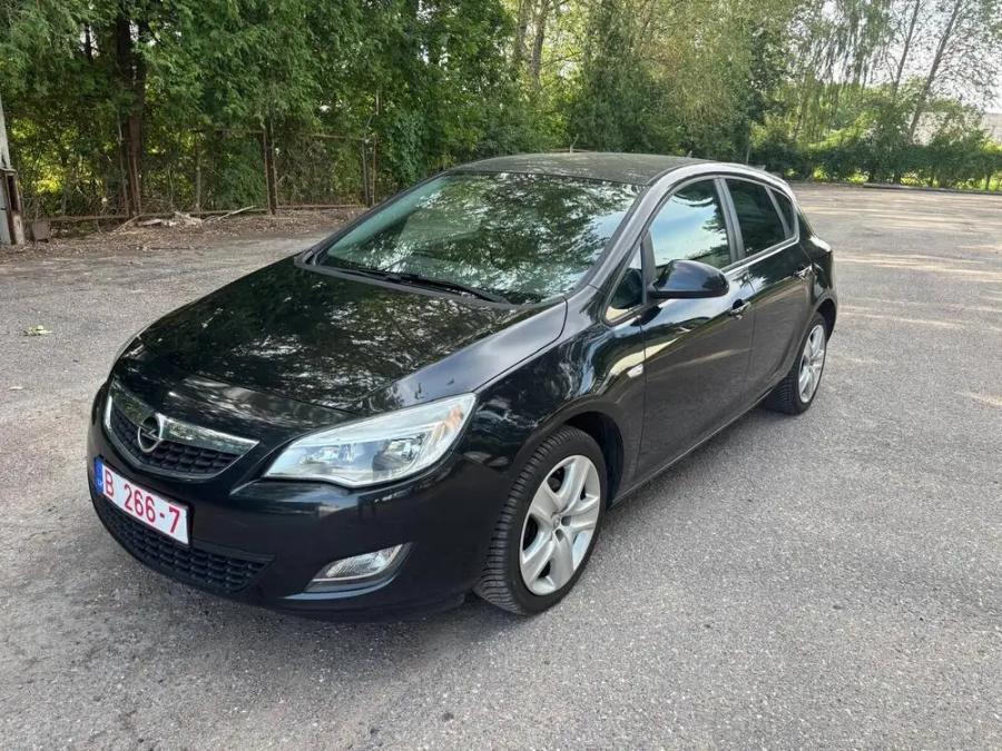 Black Opel Astra 2011 in Ogre, with an engine capacity of 1.60 L and mileage of 180 thousand km for 4400 €, photo 4 on AUTOMOTO.COM.LV