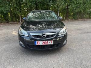 Black Opel Astra 2011 in Ogre, with an engine capacity of 1.60 L and mileage of 180 thousand km for 4400 €, photo 5 on AUTOMOTO.COM.LV