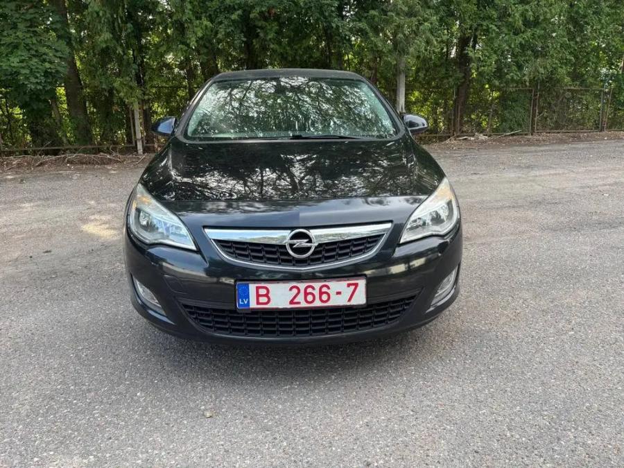 Black Opel Astra 2011 in Ogre, with an engine capacity of 1.60 L and mileage of 180 thousand km for 4400 €, photo 5 on AUTOMOTO.COM.LV