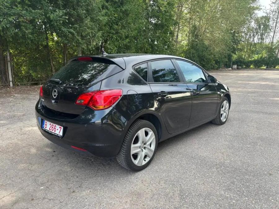 Black Opel Astra 2011 in Ogre, with an engine capacity of 1.60 L and mileage of 180 thousand km for 4400 €, photo 8 on AUTOMOTO.COM.LV