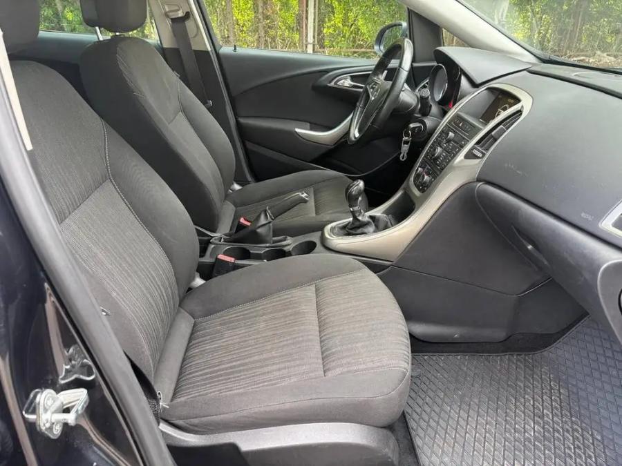 Black Opel Astra 2011 in Ogre, with an engine capacity of 1.60 L and mileage of 180 thousand km for 4400 €, photo 10 on AUTOMOTO.COM.LV
