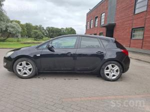 Black Opel Astra 2011 in Talsi, with an engine capacity of 1.30 L and mileage of 457 thousand km for 2650 €, photo 3 on AUTOMOTO.COM.LV