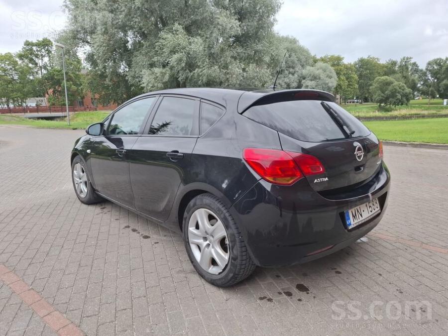 Black Opel Astra 2011 in Talsi, with an engine capacity of 1.30 L and mileage of 457 thousand km for 2650 €, photo 4 on AUTOMOTO.COM.LV