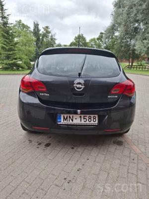 Black Opel Astra 2011 in Talsi, with an engine capacity of 1.30 L and mileage of 457 thousand km for 2650 €, photo 5 on AUTOMOTO.COM.LV