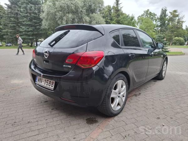 Black Opel Astra 2011 in Talsi, with an engine capacity of 1.30 L and mileage of 457 thousand km for 2650 €, photo 5 on AUTOMOTO.COM.LV
