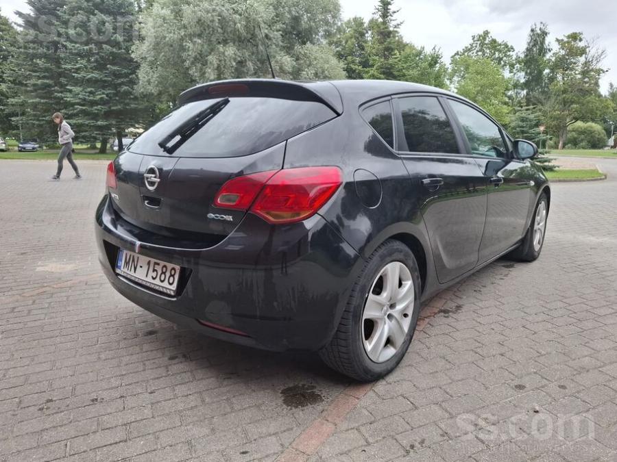 Black Opel Astra 2011 in Talsi, with an engine capacity of 1.30 L and mileage of 457 thousand km for 2650 €, photo 6 on AUTOMOTO.COM.LV