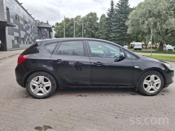 Black Opel Astra 2011 in Talsi, with an engine capacity of 1.30 L and mileage of 457 thousand km for 2650 €, photo 6 on AUTOMOTO.COM.LV