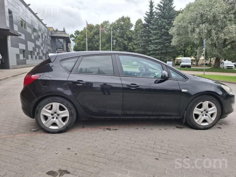 Black Opel Astra 2011 in Talsi, with an engine capacity of 1.30 L and mileage of 457 thousand km for 2650 €, photo 7 on AUTOMOTO.COM.LV