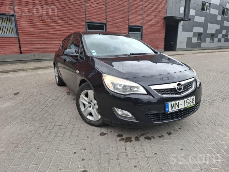 Black Opel Astra 2011 in Talsi, with an engine capacity of 1.30 L and mileage of 457 thousand km for 2650 €, photo 8 on AUTOMOTO.COM.LV