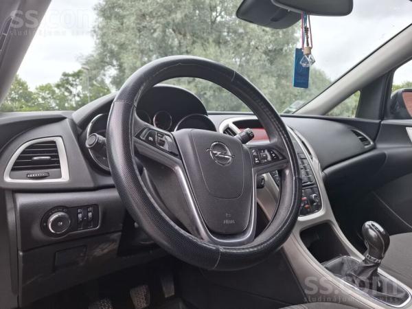 Black Opel Astra 2011 in Talsi, with an engine capacity of 1.30 L and mileage of 457 thousand km for 2650 €, photo 8 on AUTOMOTO.COM.LV