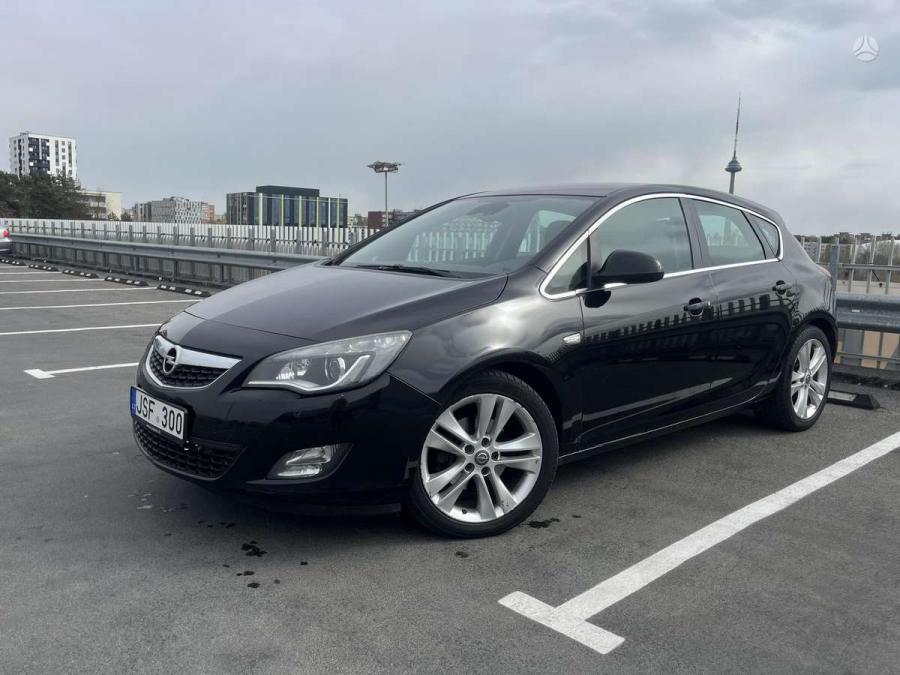 Black Opel Astra 2011 in Vilnius, with an engine capacity of 1.69 L and mileage of 226 thousand km for 3100 €, photo 1 on AUTOMOTO.COM.LV