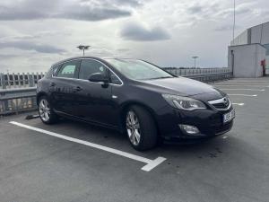 Black Opel Astra 2011 in Vilnius, with an engine capacity of 1.69 L and mileage of 226 thousand km for 3100 €, photo 3 on AUTOMOTO.COM.LV
