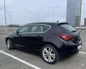 Black Opel Astra 2011 in Vilnius, with an engine capacity of 1.69 L and mileage of 226 thousand km for 3100 €, photo 5 on AUTOMOTO.COM.LV