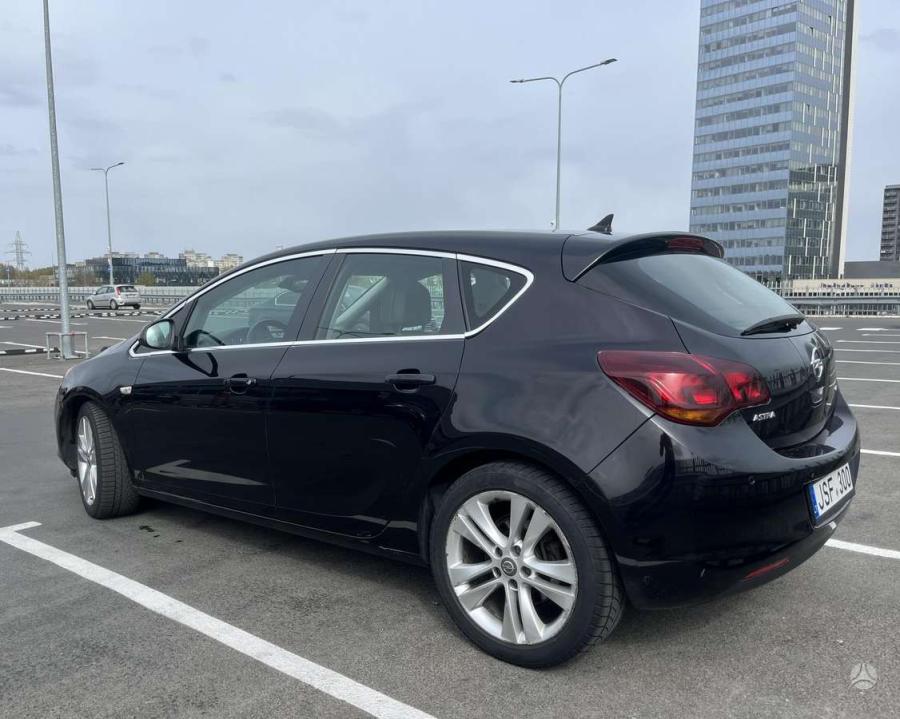 Black Opel Astra 2011 in Vilnius, with an engine capacity of 1.69 L and mileage of 226 thousand km for 3100 €, photo 5 on AUTOMOTO.COM.LV