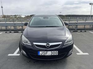 Black Opel Astra 2011 in Vilnius, with an engine capacity of 1.69 L and mileage of 226 thousand km for 3100 €, photo 6 on AUTOMOTO.COM.LV